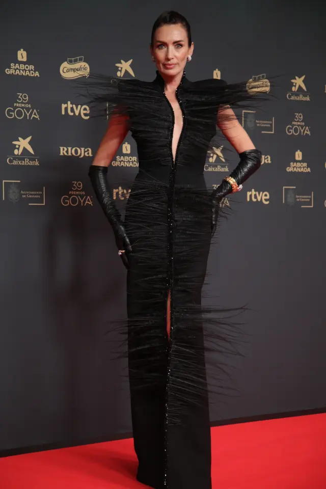 Nieves Álvarez deslumbra con aberturas extremas en los Goya 2025 y rememora su último desfile de ...