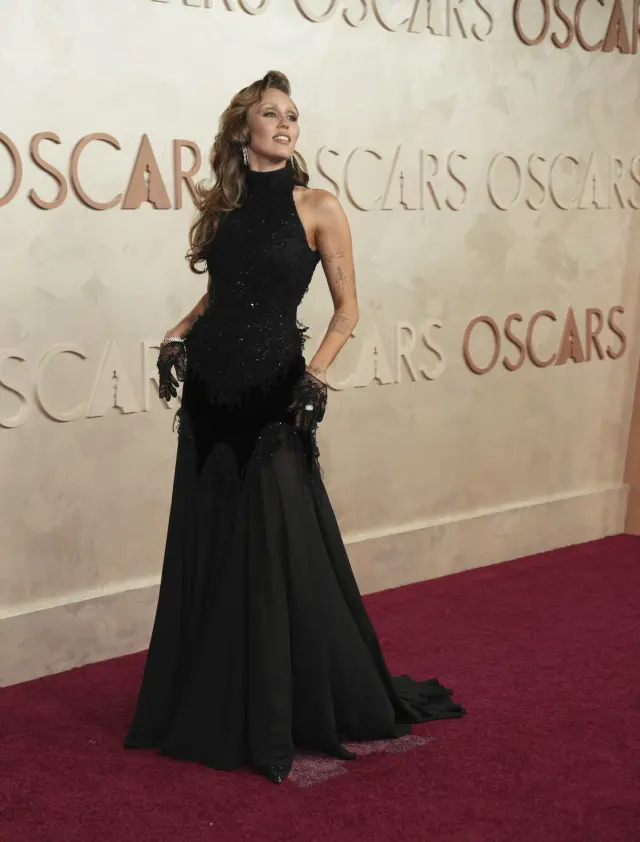 Miley Cyrus, totalmente irreconocible en los Oscars 2025 por sus cejas ...