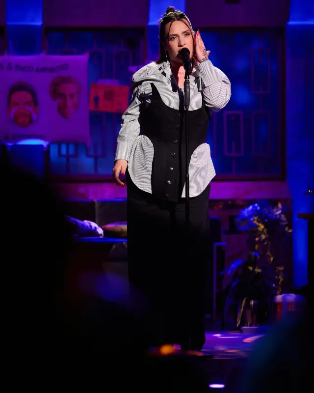 Lia Kali, rapera catalana, llevó a 'La Revuelta' el 'look' de capas y ...