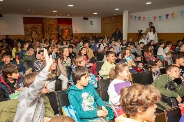 300 niños someten a sus escritores favoritos, como Roberto Santiago ...