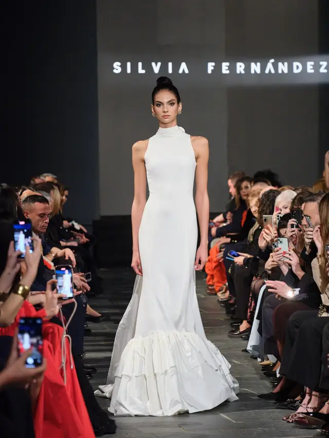 Un desfile en un castillo: Ponferrada se viste de largo por la colección nupcial de Silvia Fernández