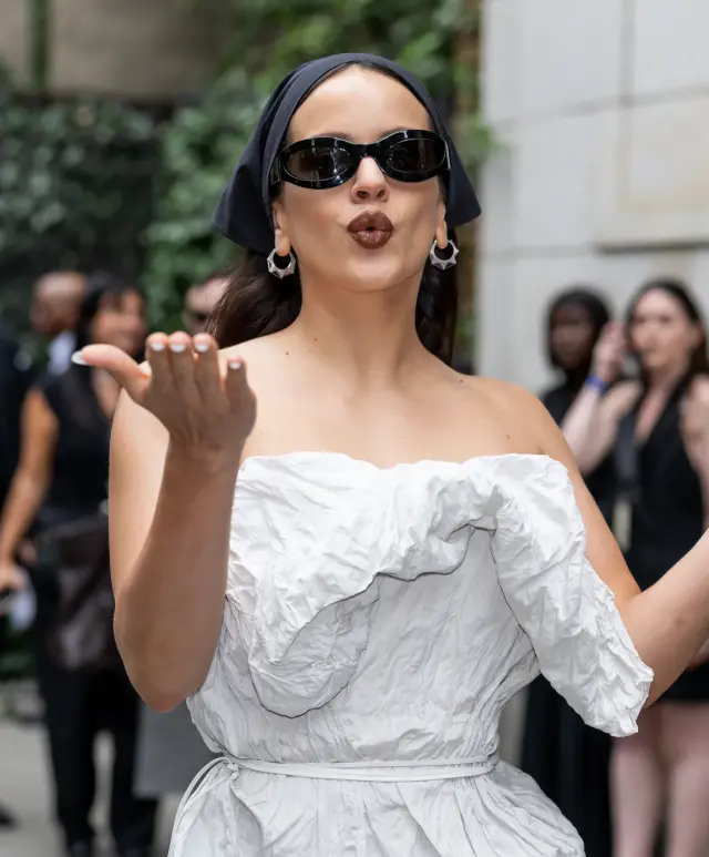 Rosalía conquista Nueva York y se suma a la tendencia del pañuelo en el ...