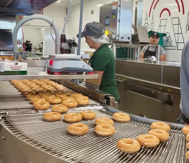 Krispy Kreme: el 'donuts' más viral abre su primera tienda en España y lo celebra regalando ...
