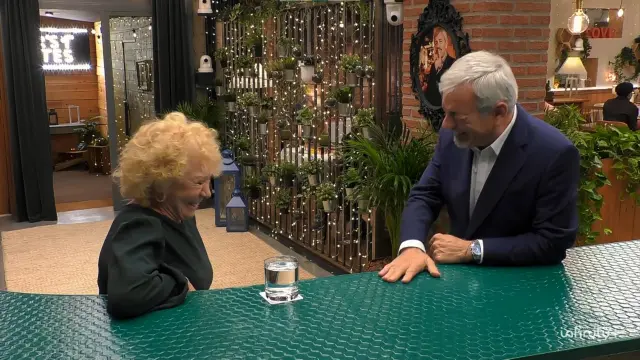 Un ataque de risa impide a Carlos Sobera entrevistar a una comensal de ...