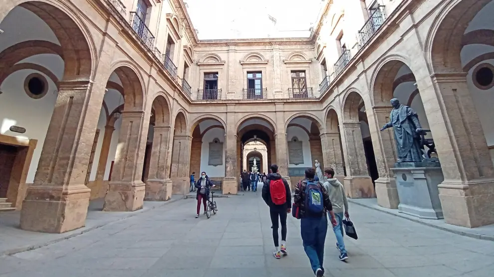 La Universidad de Sevilla castigará las novatadas con hasta tres años ...