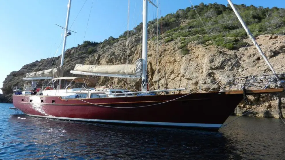 Un tifón engulle al velero español que recrea la vuelta al mundo de Elcano