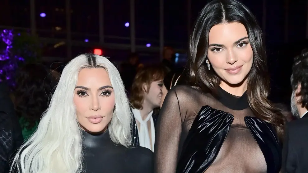 Kim Kardashian presume de su hermana Kendall Jenner con una camiseta en la que destaca su lado ...