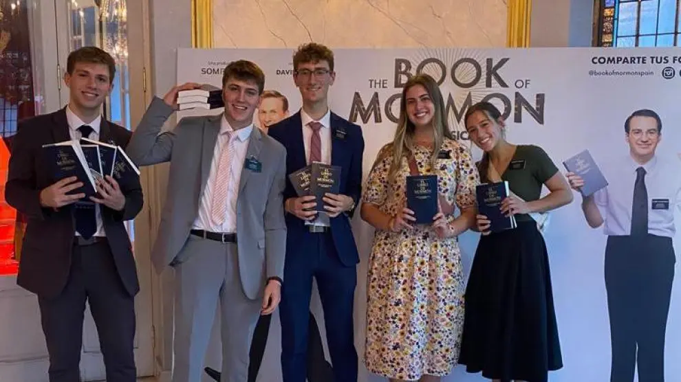 Unos mormones reales se plantan ante el teatro de 'The Book of Mormon ...