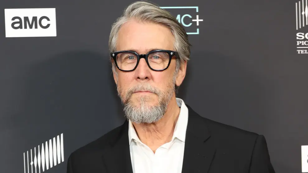 Alan Ruck, de 'Succession', estrella su camioneta contra una pizzería