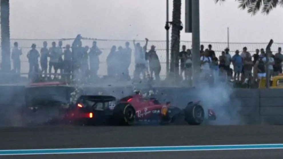 Carlos Sainz pierde el control de su Ferrari y sufre un duro accidente en Abu Dhabi