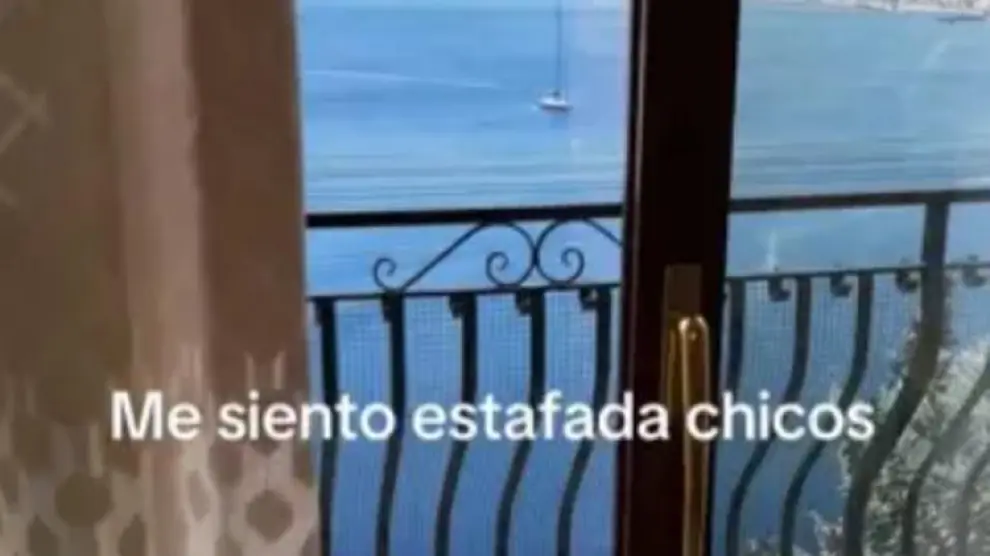 Una chica alquila un apartamento con vistas al mar en Airbnb y al ...