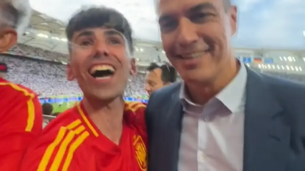 La imagen viral de un aficionado español en el estadio celebrando la victoria con Sánchez ...