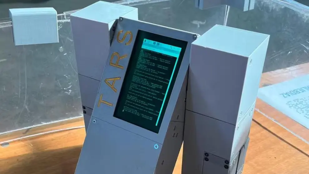 El robot TARS de Interstellar llega a la vida real y lo hace con ChatGPT