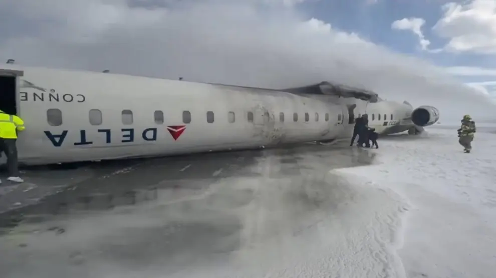 Los vídeos más espectaculares del aparatoso accidente de avión en ...