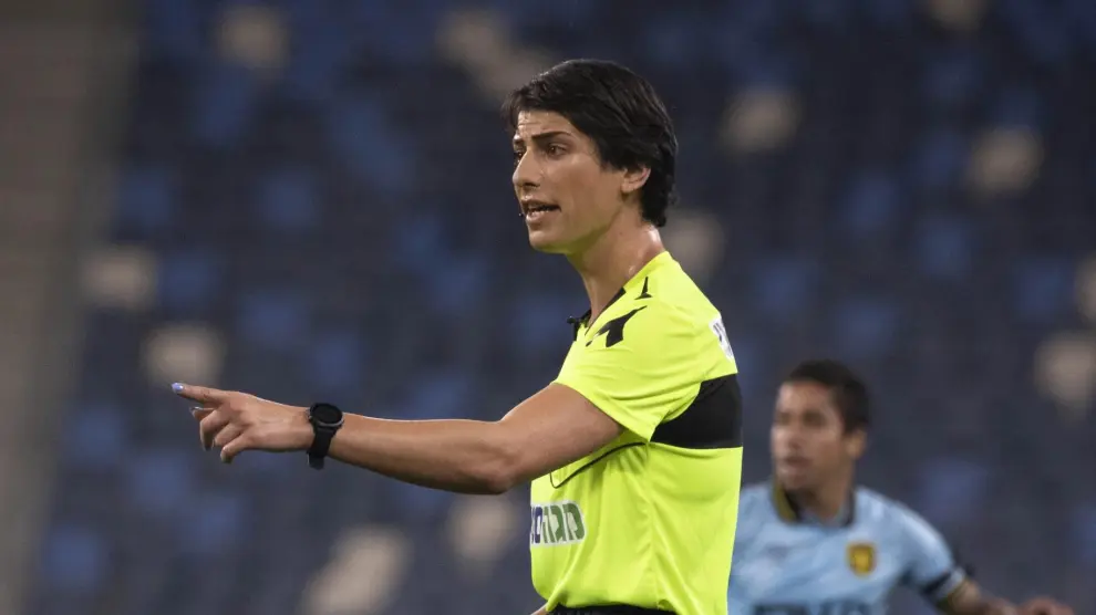 La árbitra Sapir Berman hace historia: primera trans en dirigir un ...