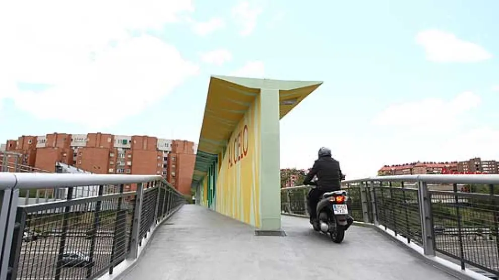Los vecinos del barrio de la Estrella ven útil ahora la pasarela a El ...