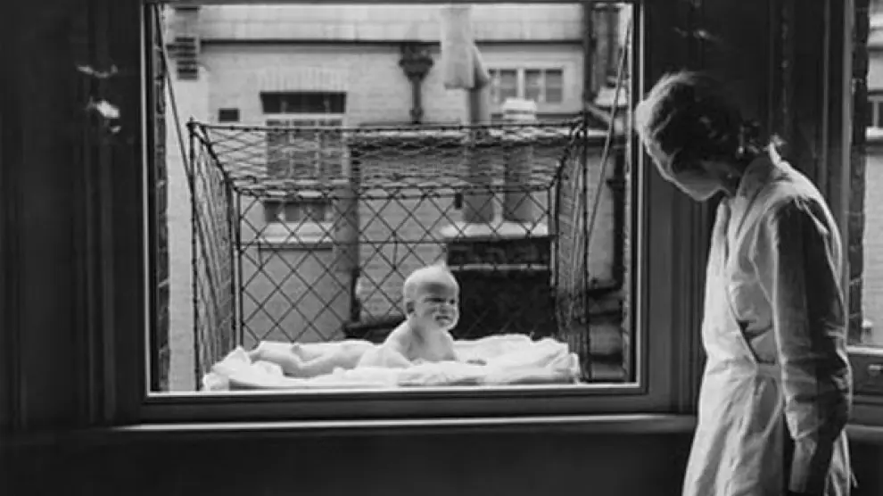 Revisitando la “baby-cage”, la jaula que se cuelga de la ventana para ...