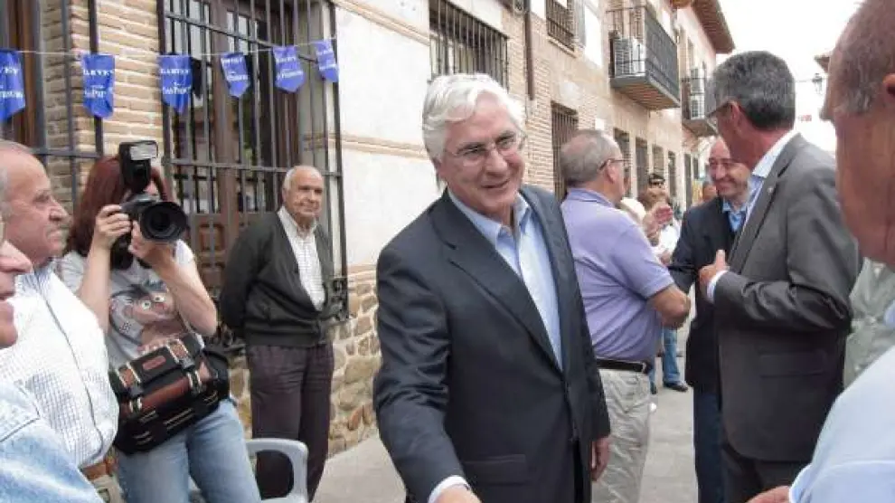 Barreda defiende "lo público" subido a un banco de la plaza de Agustín ...