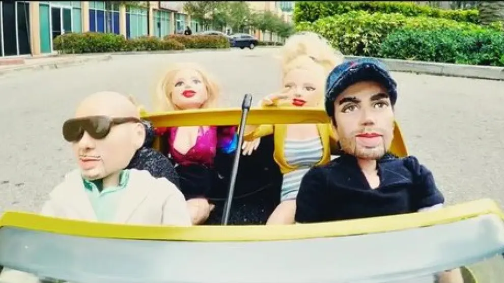 Enrique Iglesias y Pitbull convertidos en marionetas