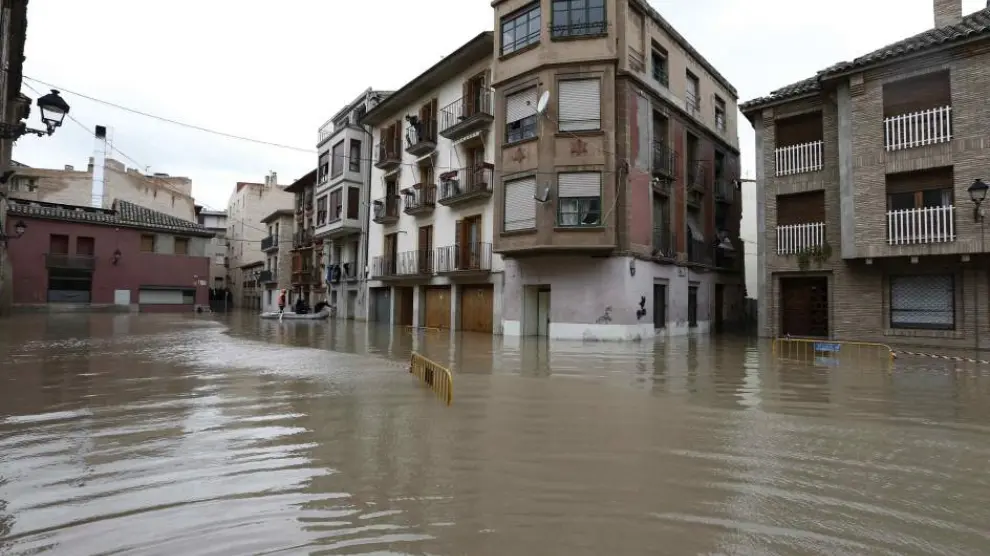 El río Ebro se desborda a su paso por Tudela e inunda varias calles del Casco Viejo