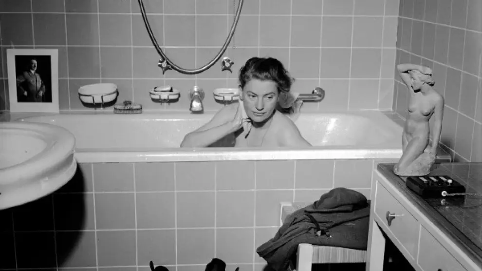 La icónica foto de Lee Miller en la bañera de Hitler se expone en la ...