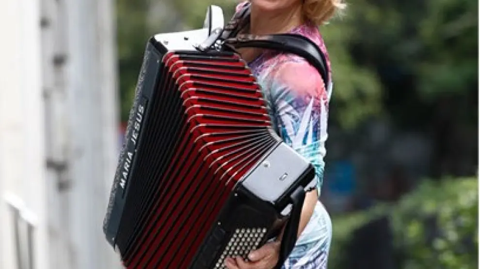 María Jesús, con su acordeón, sigue cantando 'Los pajaritos' en Benidorm