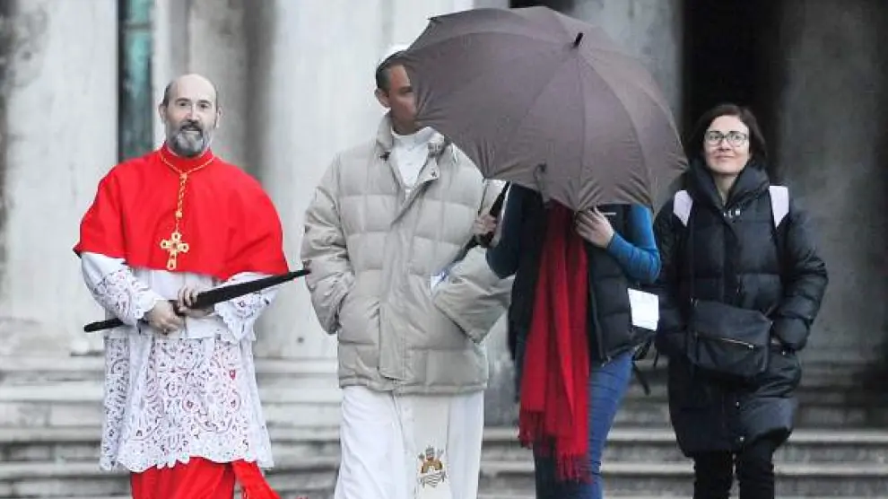 Jude Law y Javier Cámara lucen hábito en 'The Young Pope', lo último de ...