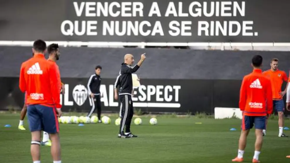 La plantilla del Valencia volvió al trabajo sin Gary Neville