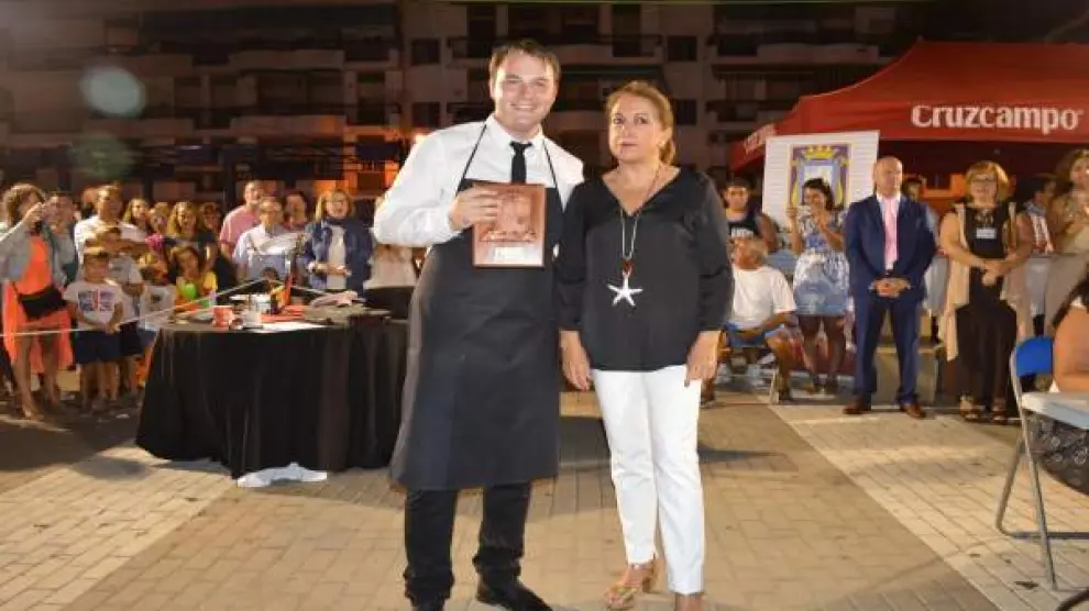 Alexandru Irimea se alza con el primer premio del IV Concurso nacional de cortadores de jamón de ...