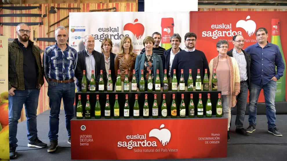 Las primeras botellas de sidra con denominación de origen Euskal ...