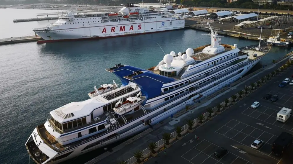 Helipuerto, hospital, mezquita, un cine... El lujoso yate de la familia ...