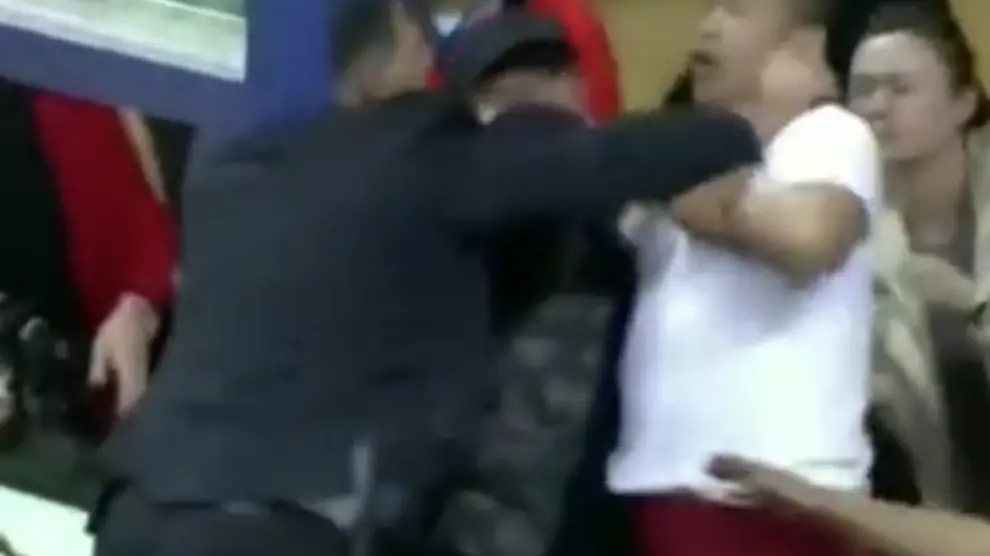 Expulsan al entrenador por pegar a un aficionado que golpeó a su mujer