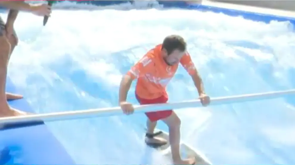 La divertida caída de un reportero de 'Más vale tarde' mientras ...