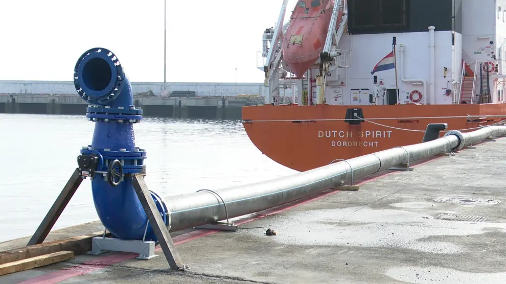 El buque cisterna 'Dutch Spirit' ya suministra agua potable a la ...