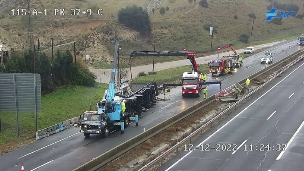Un camión volcado provoca el corte de la A1 en sentido Madrid