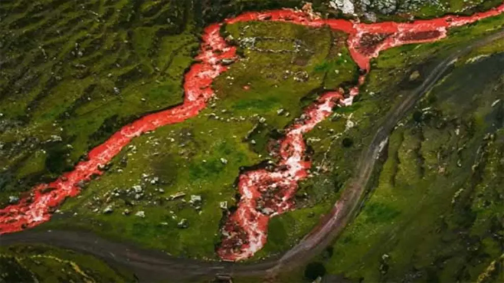 ¿Qué sucede en este río para que se tiña de rojo sangre cada primavera?