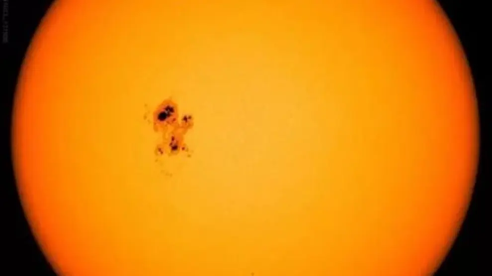 Descubren una mancha en el Sol que cuadruplica el tamaño de la Tierra y ...