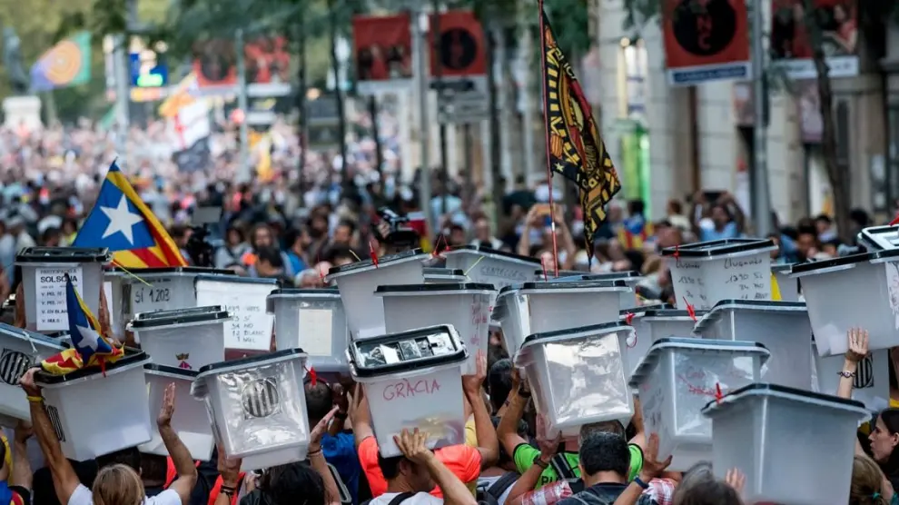 Marchas a pie por Barcelona para conmemorar el sexto aniversario del 1-O