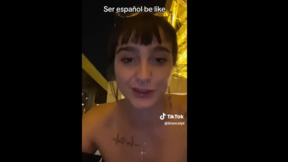 Una 'tiktoker' va a la Torre Eiffel y explica cómo ganar dinero: "Que ...