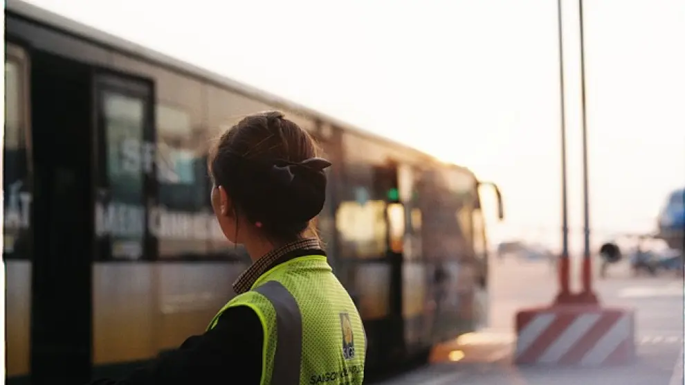 Una mujer gana 10 millones en la lotería y vuelve a conducir su autobús