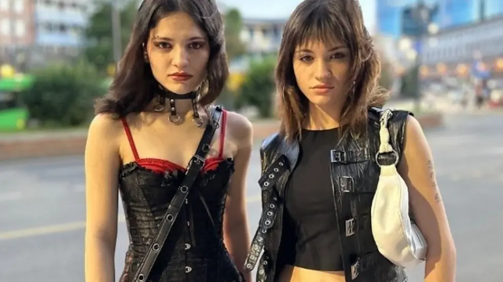 Encuentra a su hermana gemela 20 años después de ser separadas gracias ...