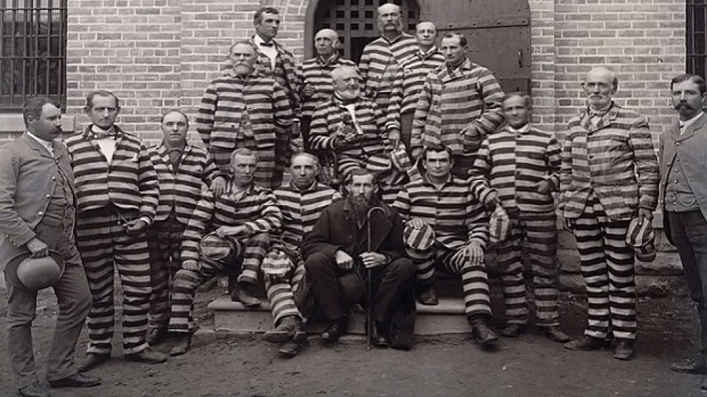 ¿Cuál es el origen del clásico uniforme carcelario de los presos con ...