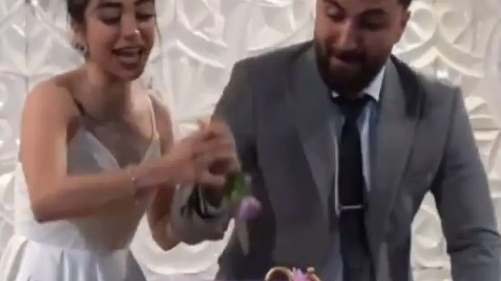 El vídeo viral de la humillante broma de un novio a su mujer con el pastel de bodas: "Divorcio ...