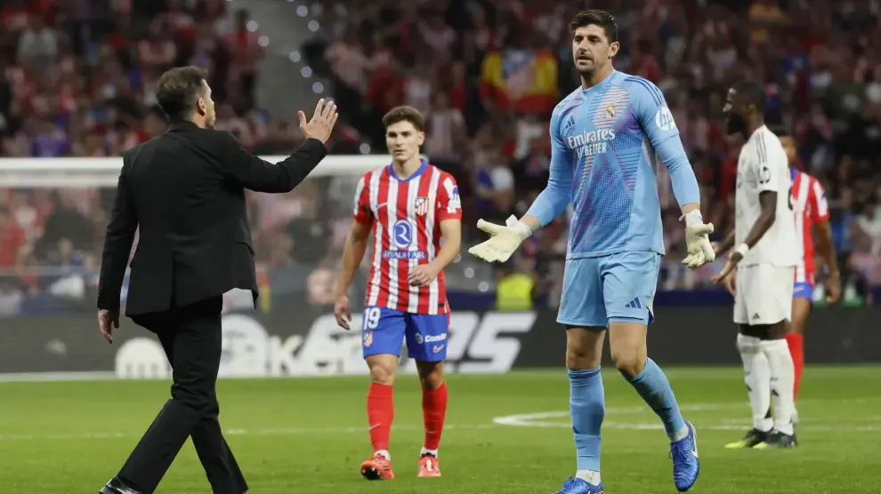 Un derbi protagonizado por el bochornoso lanzamiento de mecheros y la detención del partido ...