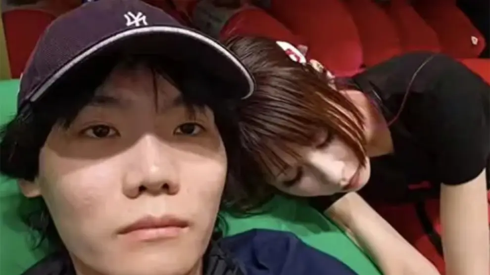 Un joven se vuelve viral al documentar su vida como mantenido por su esposa