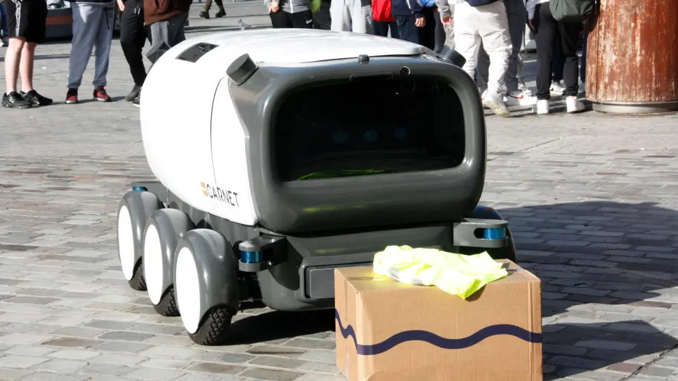 El robot Ona ensaya para repartir paquetes en las calles del Born de ...