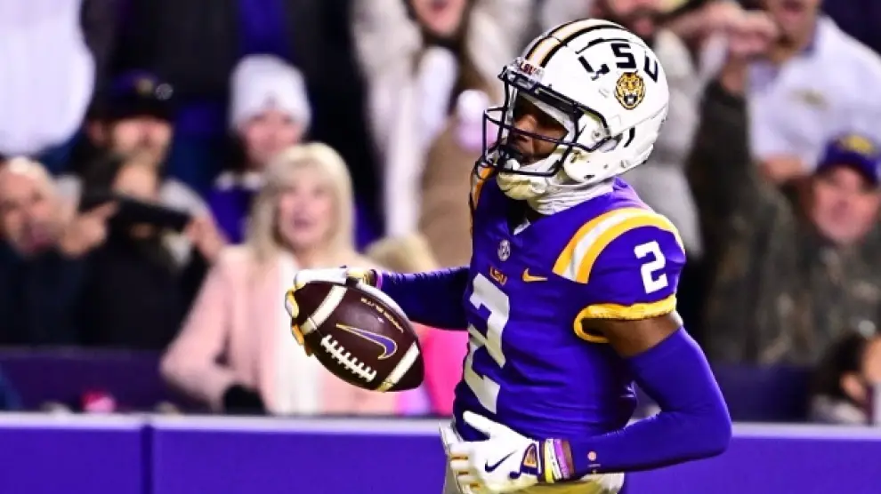 Muere Kyren Kelly, una de las futuras perlas de la NFL, tras estrellar ...