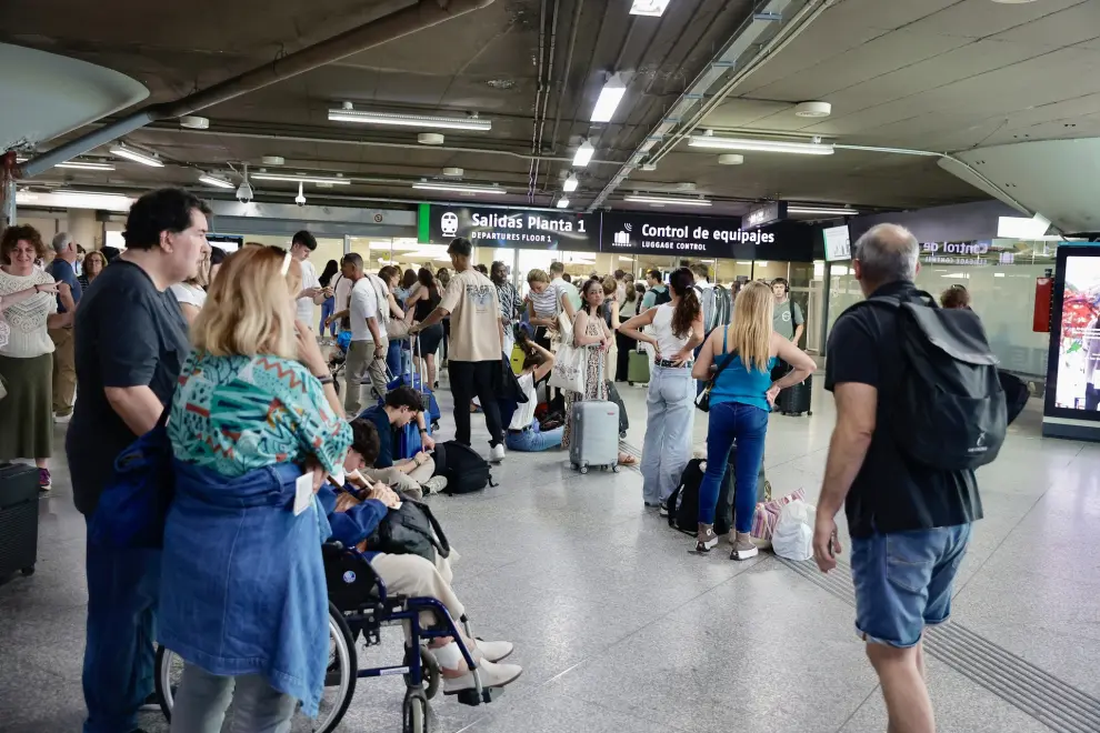 Foto: Colapso Chamart n. Ca da el ctrica. Descarrilamiento | El caos y el colapso en las ...