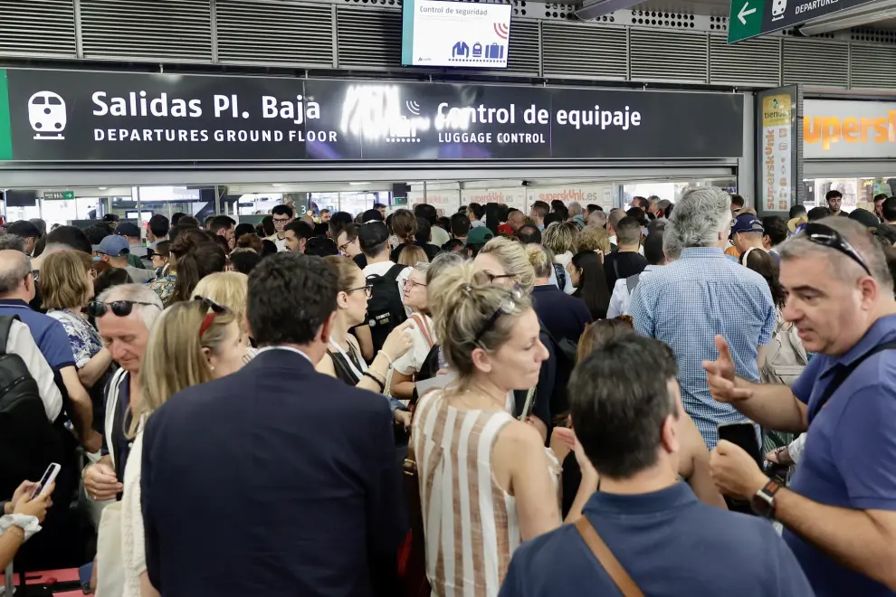 Foto: Atocha. Colapso Renfe. Ca da el ctrica. Descarrilamiento | El caos y el colapso en las ...