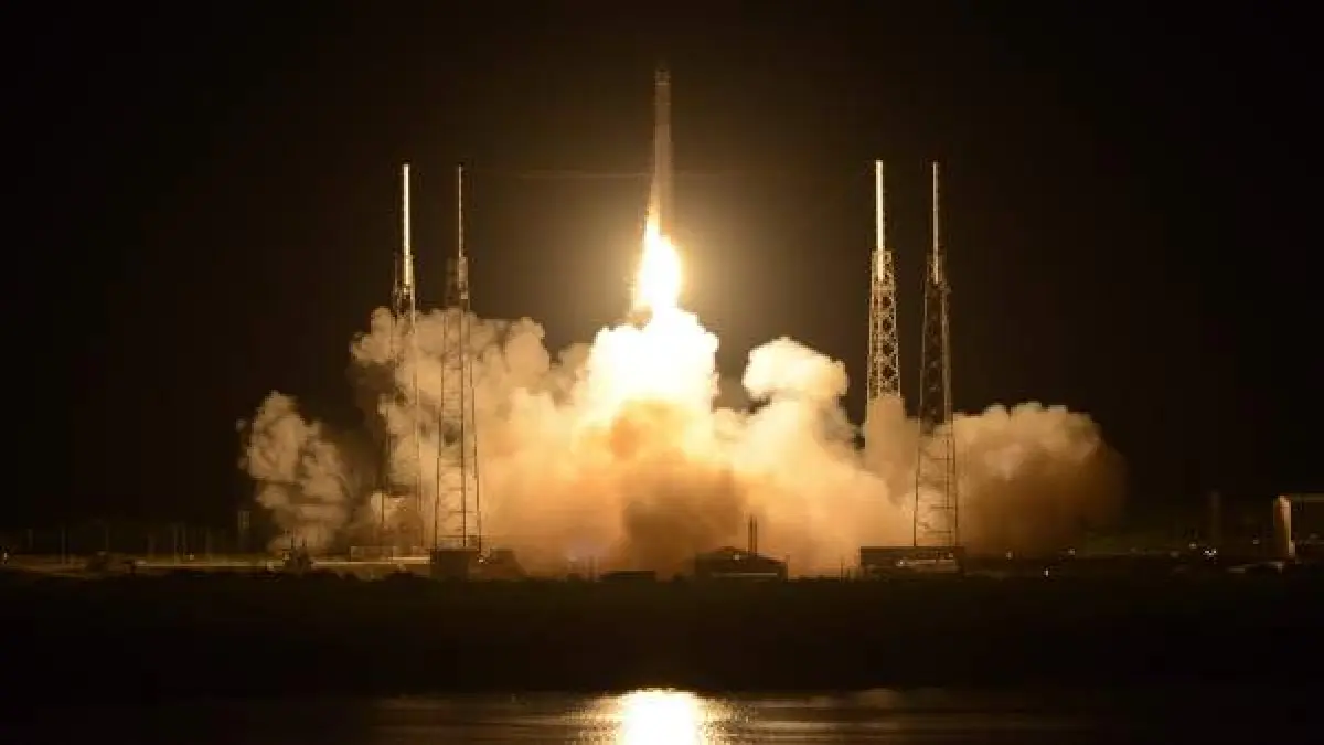 La primera nave comercial inicia con éxito su viaje hacia la Estación ...